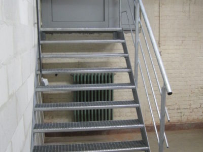 Rechte steektrap of rechte binnentrap - Inox-Metaal-Interieur